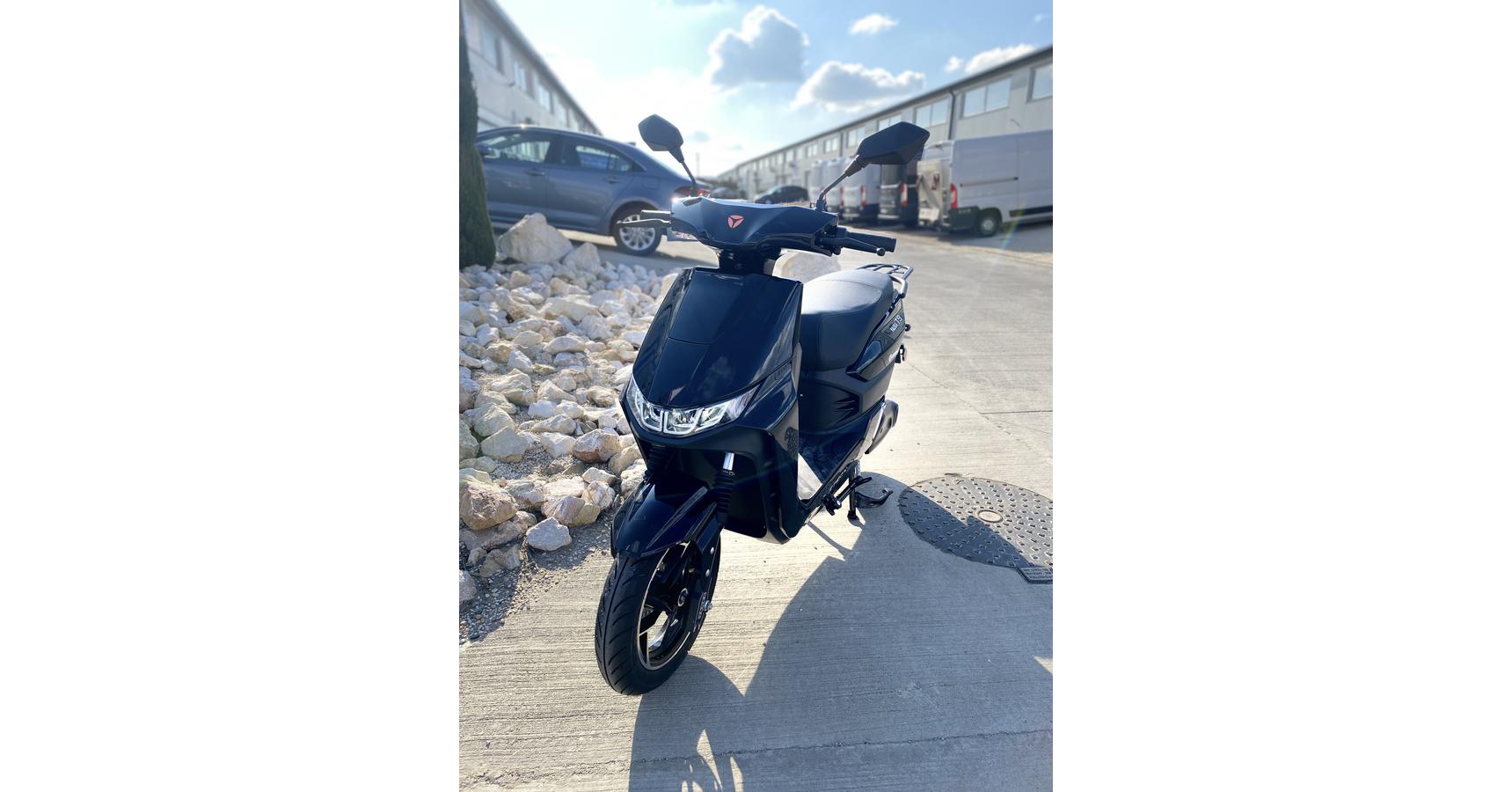 ZT-38 T9 ZTECH Elektromos Robogó 2600W 72V 23 Ah grafén-fekete ...